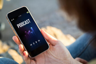 13 Best Podcast Apps for Android Smartphones for Immersive Listening